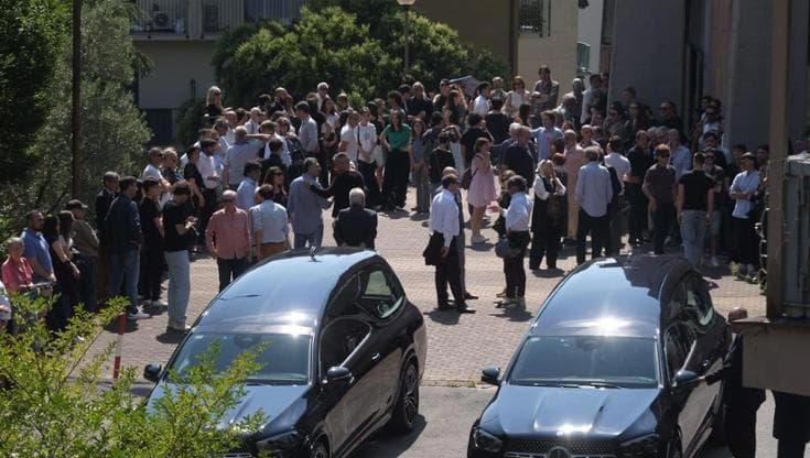 Tragedia Maldive, chiesa gremita per i funerali di Monica Montefalcone ...