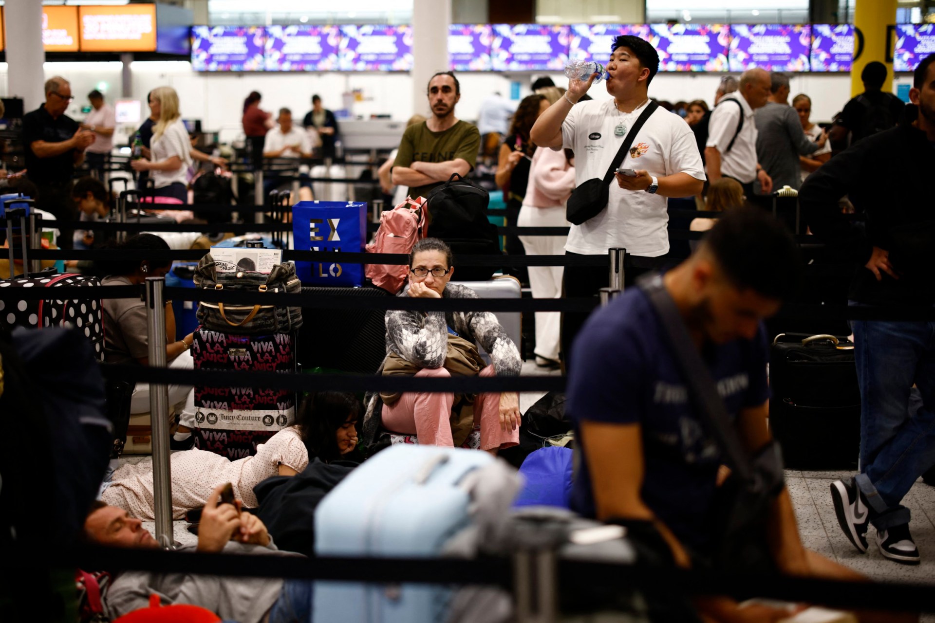 Allow three hours before flight home due to EES delays, airline boss warns