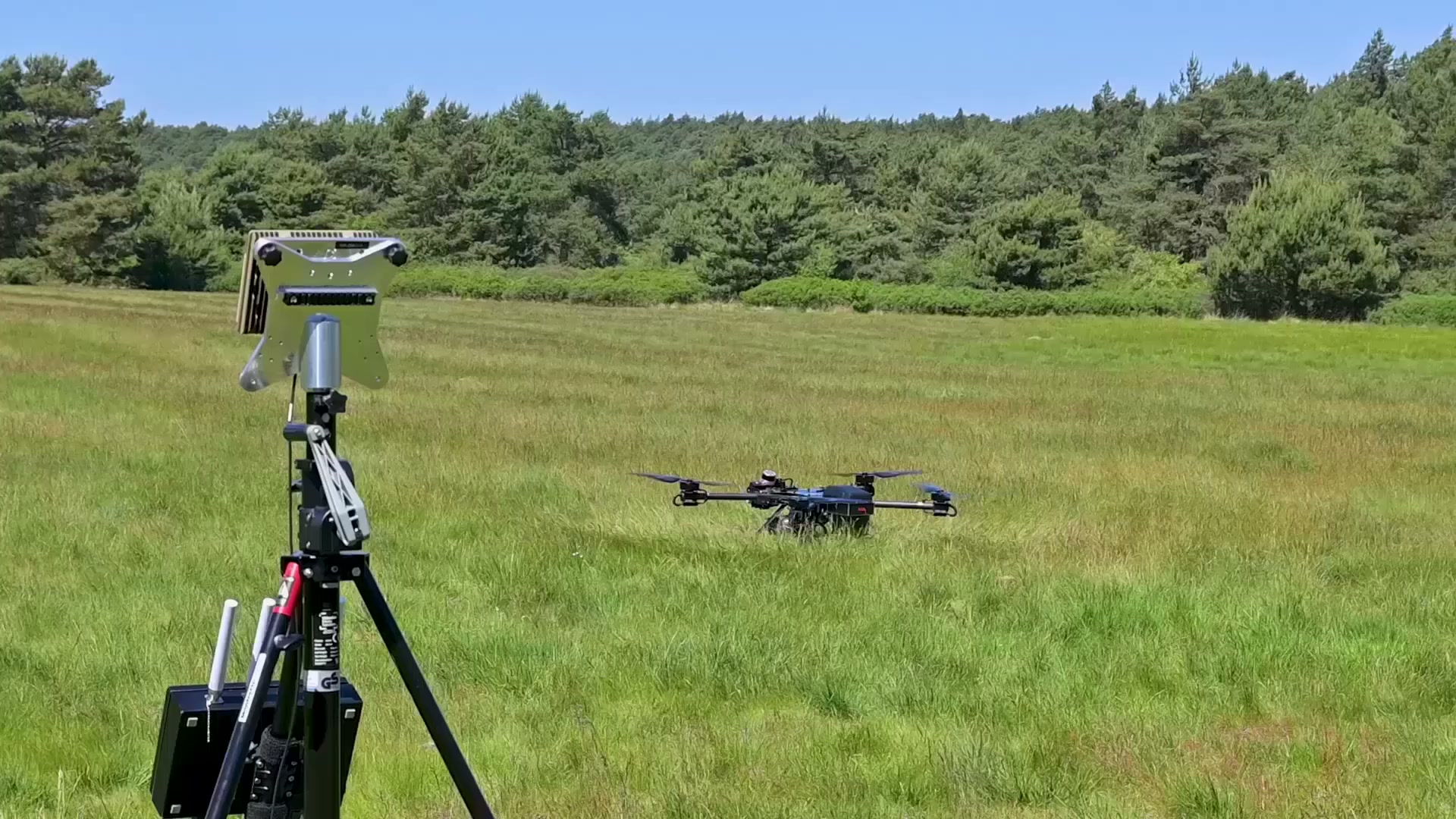 Así es el cazador de drones que persigue y atrapa intrusos en el aire