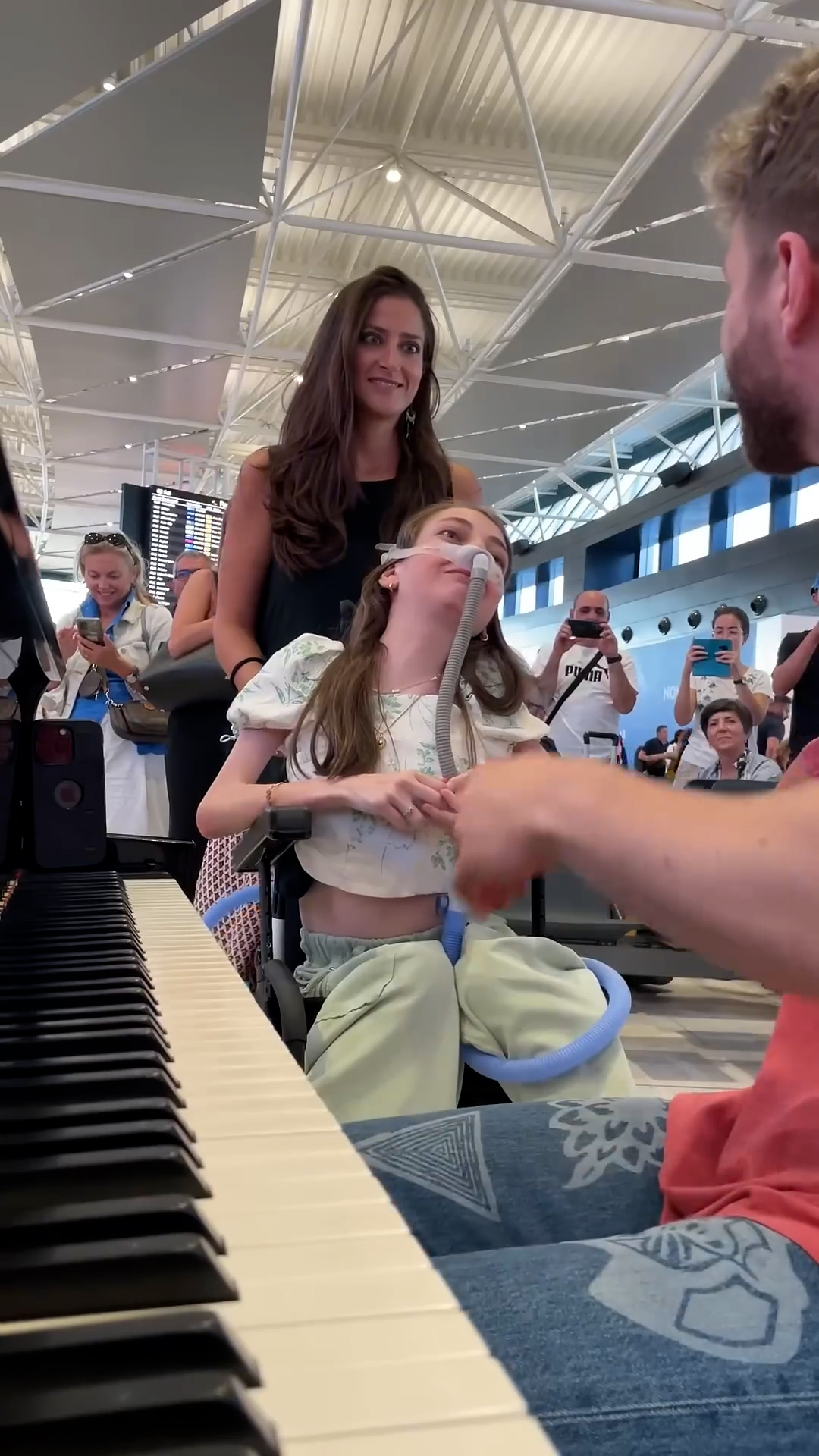 Would you stop for this live piano and cello performance?