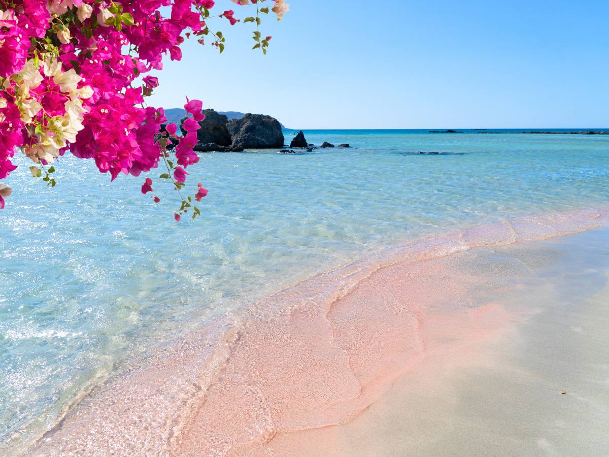 Sabbia rosa, fiordi artici e calette segrete: le 7 spiagge europee che ...