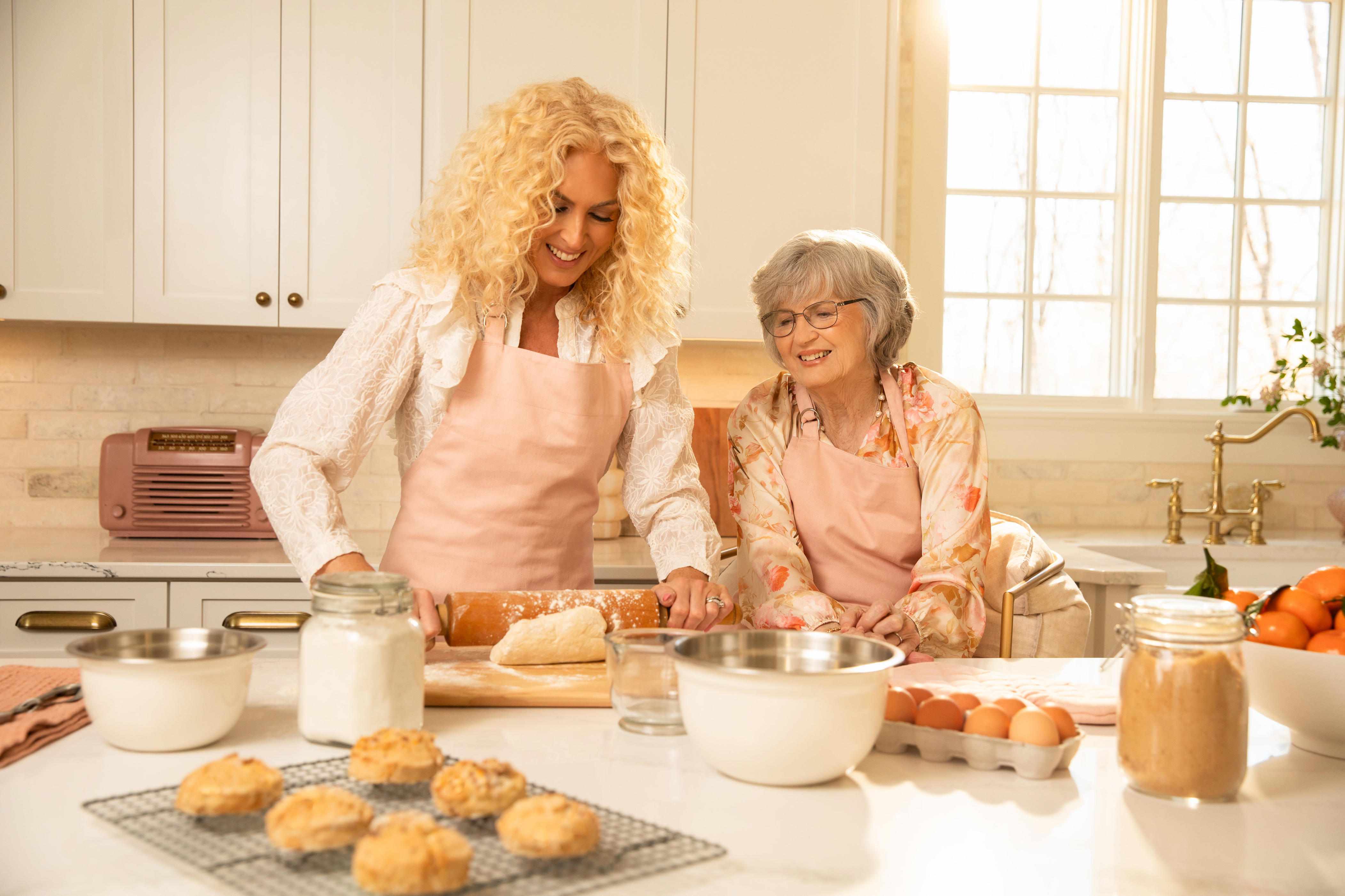 Little Big Town singer opens up about mom’s battle with Parkinson’s disease