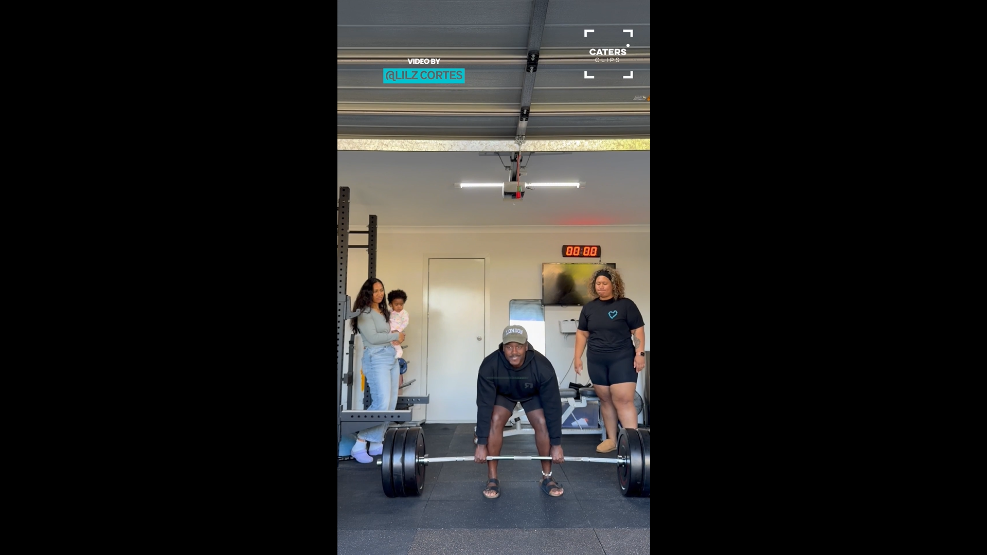 Heavy weightlifting challenge ends in funny garage fail between family ...