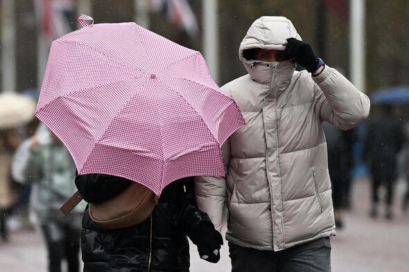UK weather maps show 345-mile rain bomb hitting on Monday - 9 wettest ...