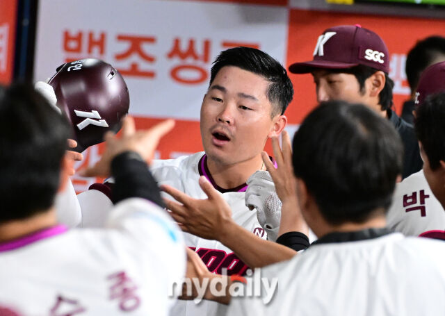 [MD포토] 히우라 'KBO 데뷔 경기, 성공적이야'