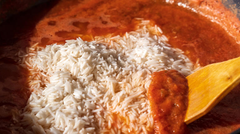 Add tomato juice before the broth when making arroz rojo