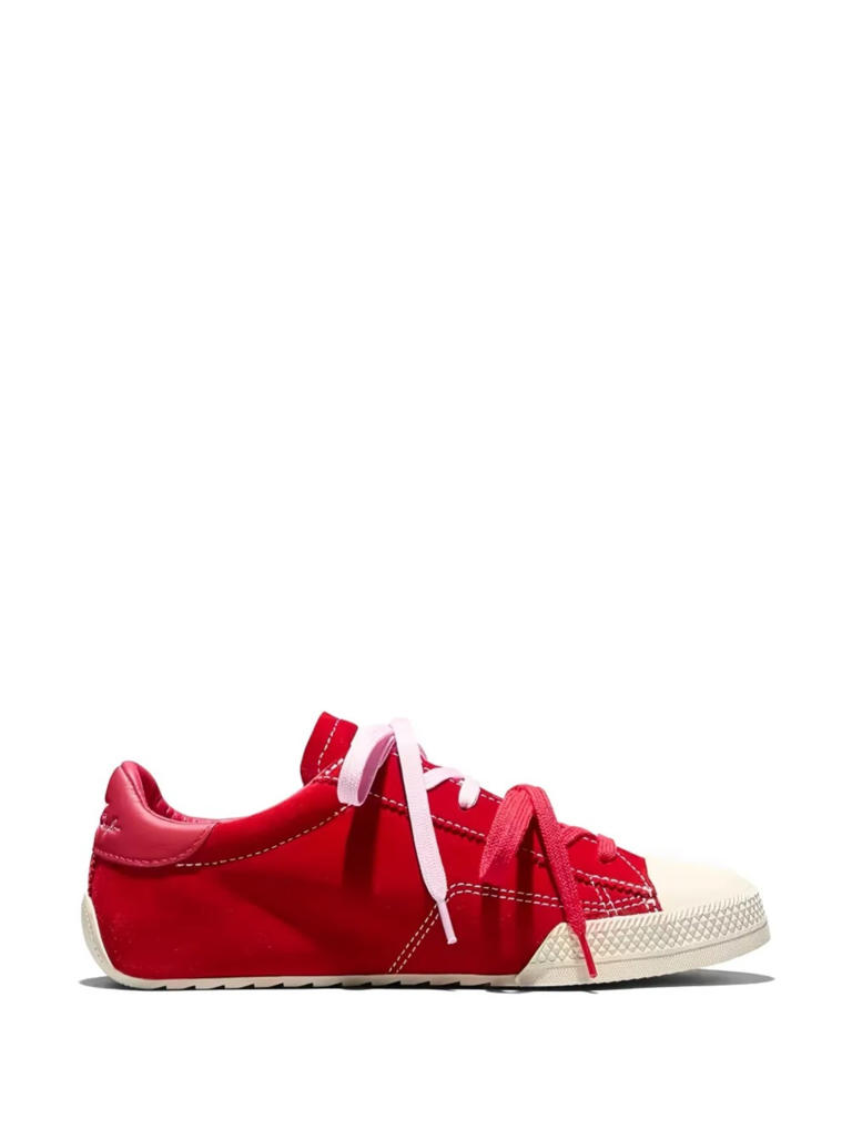 Los jeans palazzo se llevan con estos tenis para lucir elegante a los ...