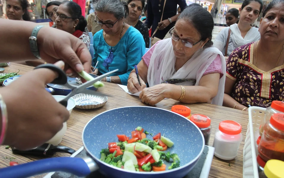 Urban professionals swap heavy lunches for lighter, nutrient-rich bowls