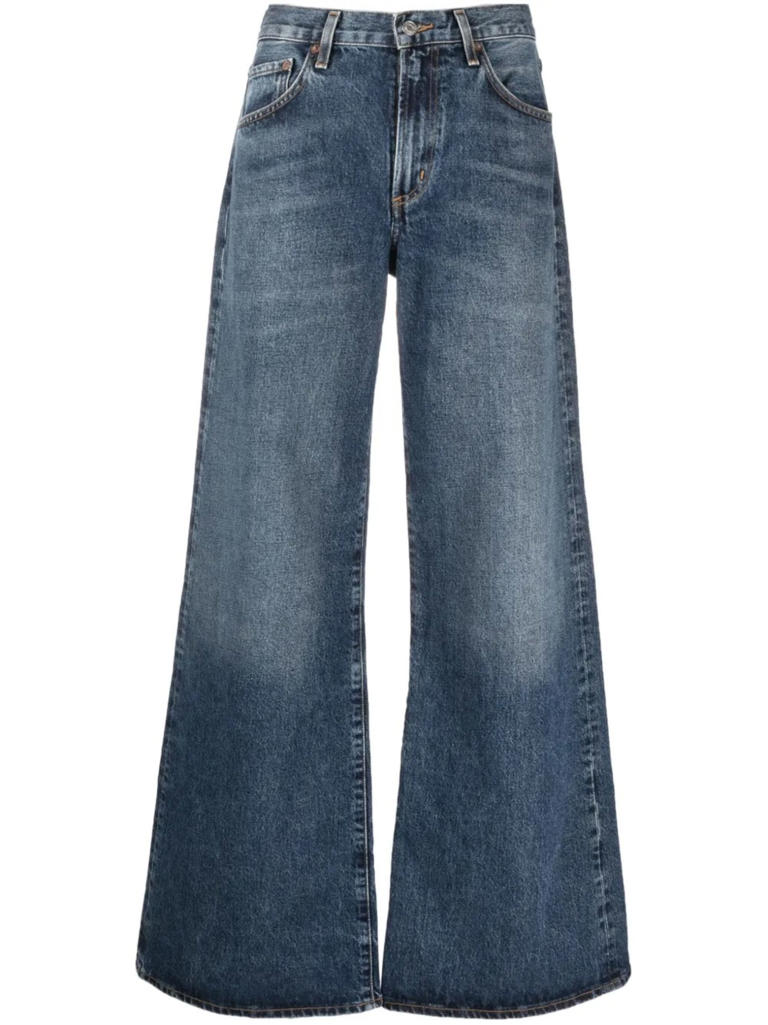 Los jeans palazzo se llevan con estos tenis para lucir elegante a los ...
