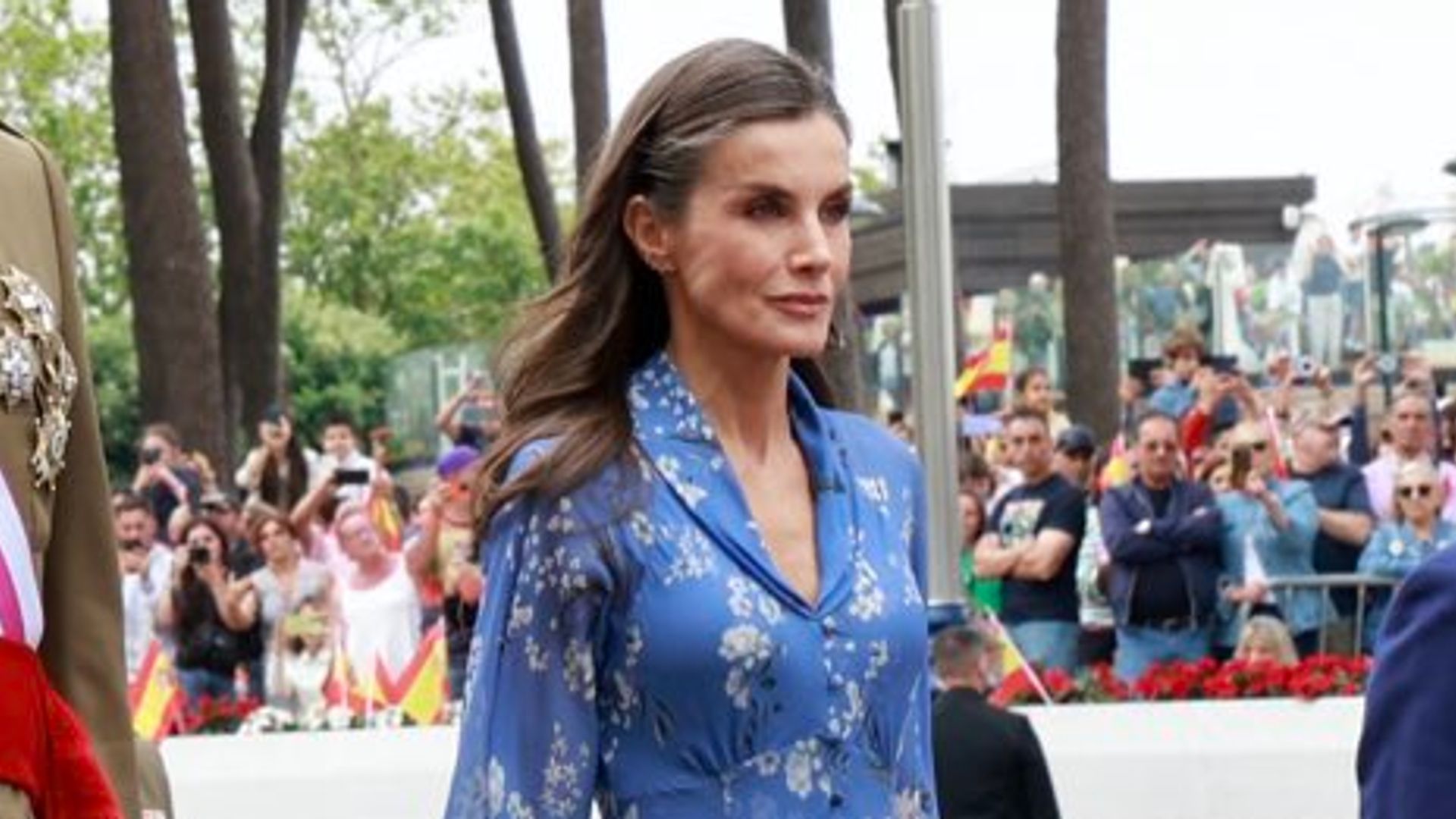 La reina Letizia recupera en Vigo el vestido azul más simbólico de su ...