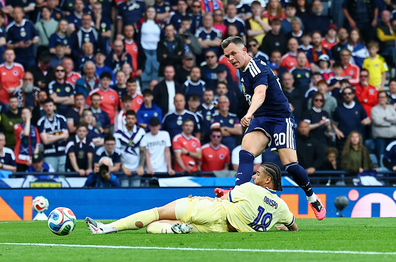 Scotland fight back to defeat 10-man Curaçao
