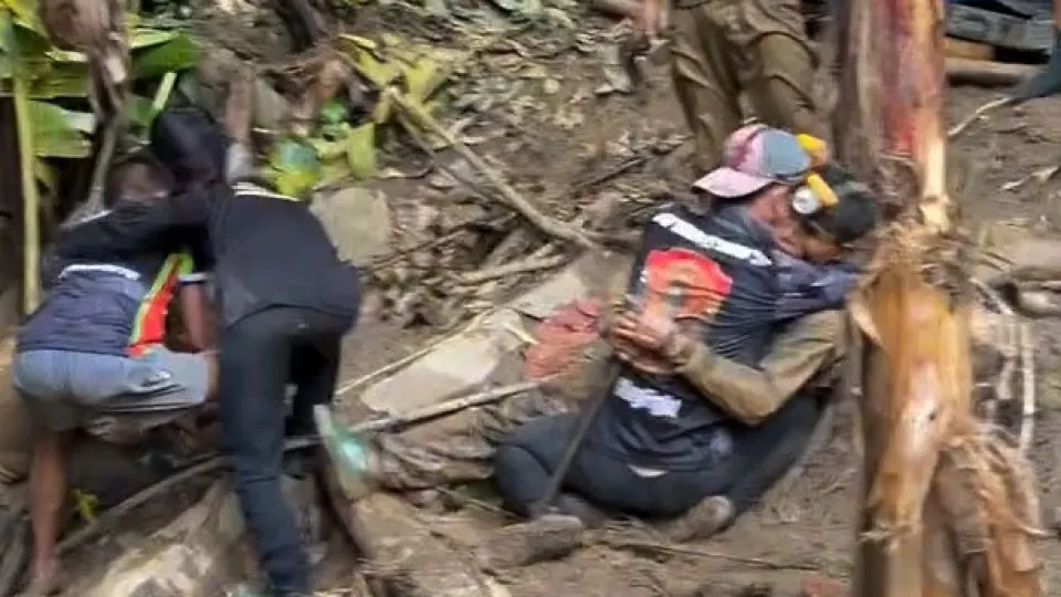 Resgatadas mais quatro pessoas de gruta inundada no Laos