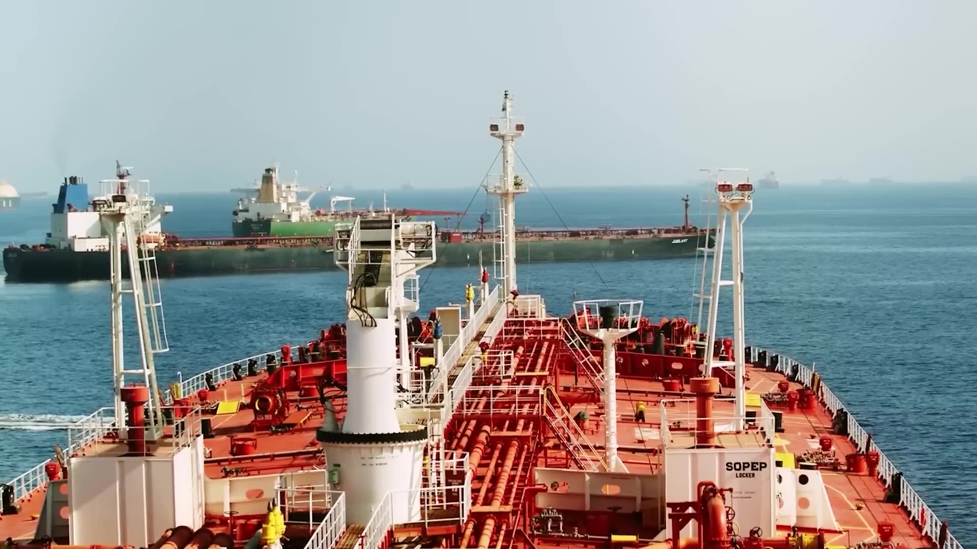 Iranian boats fire on American tanker escort destroyer