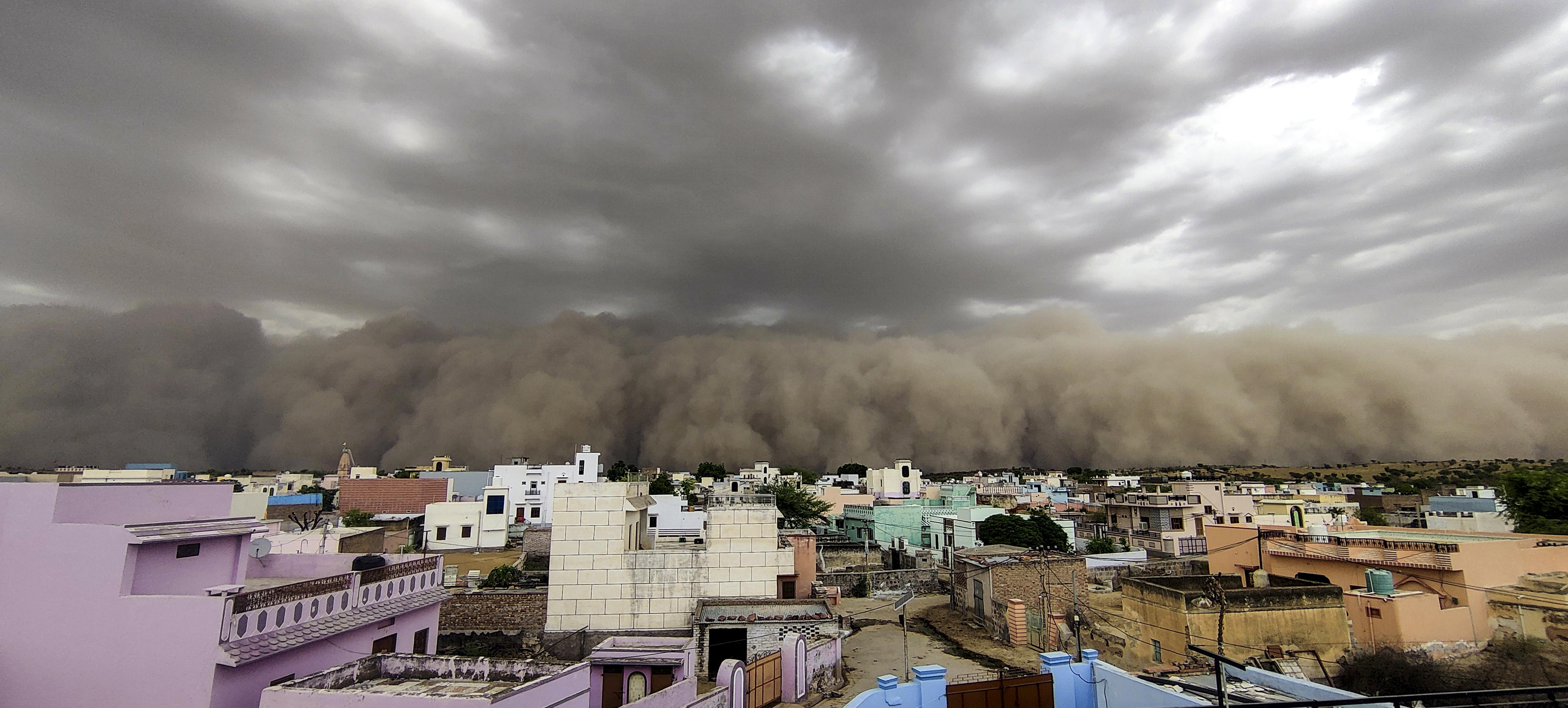 Massive dust storm sweeps through Rajasthan, apocalyptic visuals leave ...