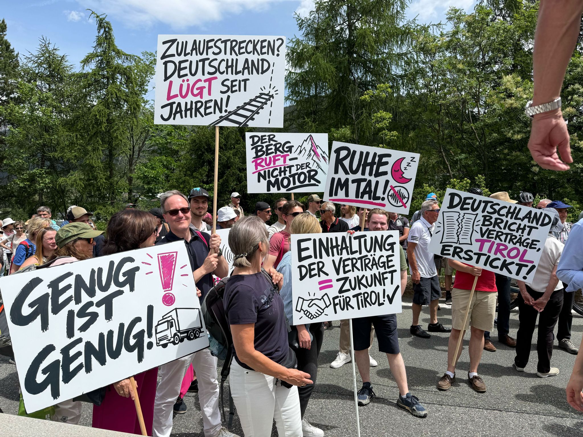 Thousands attend Austrian protest against congestion on key Alps route
