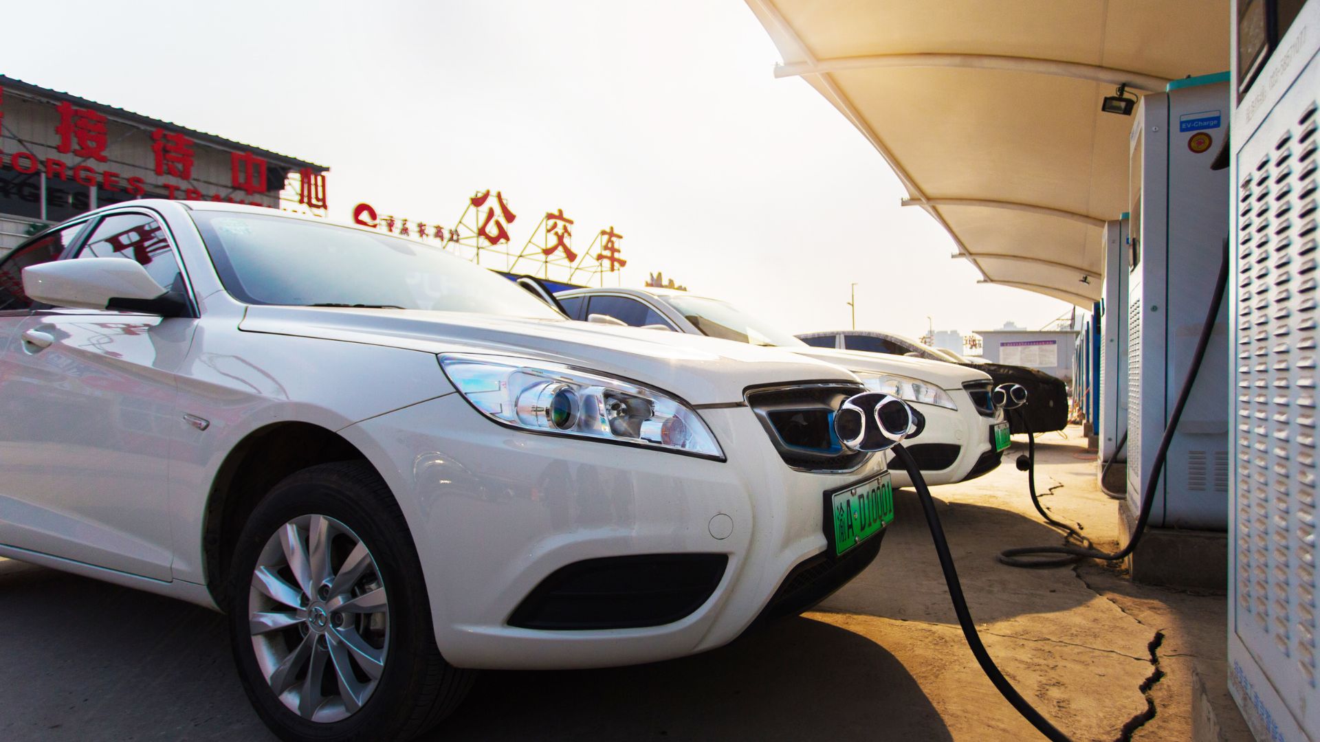 A Chinese electric SUV with a mini fridge and massage seats sells for ...