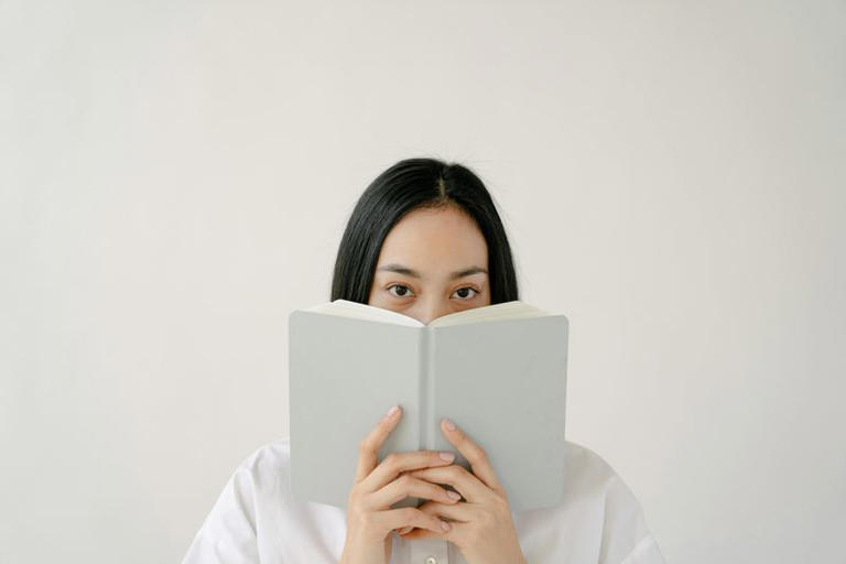 You might be doing these 8 things without realizing they scream insecurity