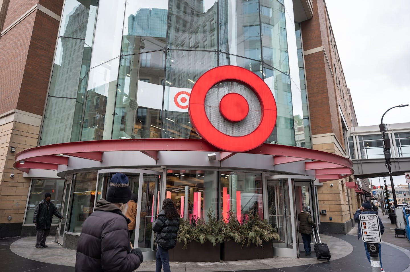 Gunfire in heart of downtown Minneapolis critically wounds one man ...