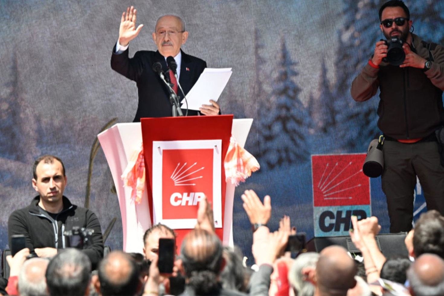 "Hain" sloganlarına olay yanıt! Kendisini Atatürk'e benzetti