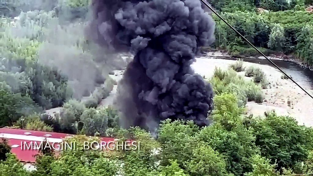 Borgo a Mozzano, violento incendio in un'azienda: alta colonna di fumo nero