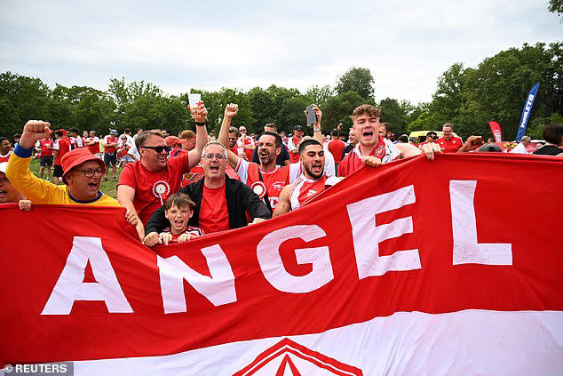 Arsenal fans clash with PSG supporters on streets of Budapest ahead of ...