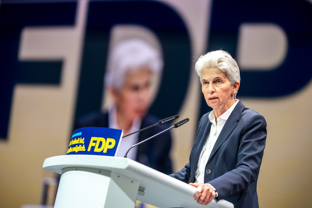 Strack-Zimmermann korrigiert ihren peinlichen Versprecher: „Dass die SP ...