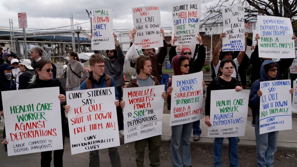 Heavy police response as ICE supporters and protesters face off outside ...