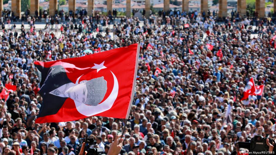 Turkey: Ousted CHP leader draws thousands, challenges rival