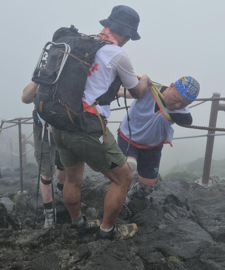 'Left leg doctor' Lee Beom-sik conquers Hallasan summit