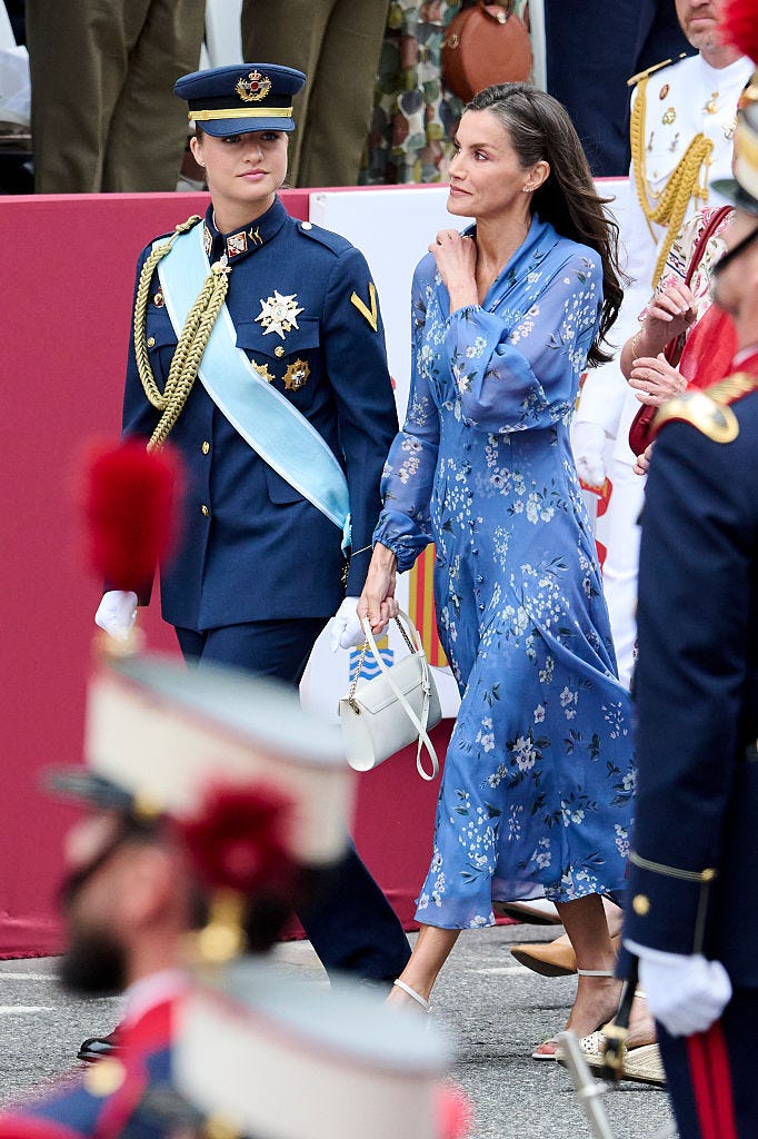 La princesa Leonor protagonista en Vigo mientras Letizia rescata su ...