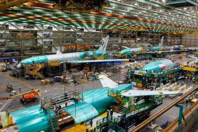Inside the world's largest building that cost $1 billion and is so big ...