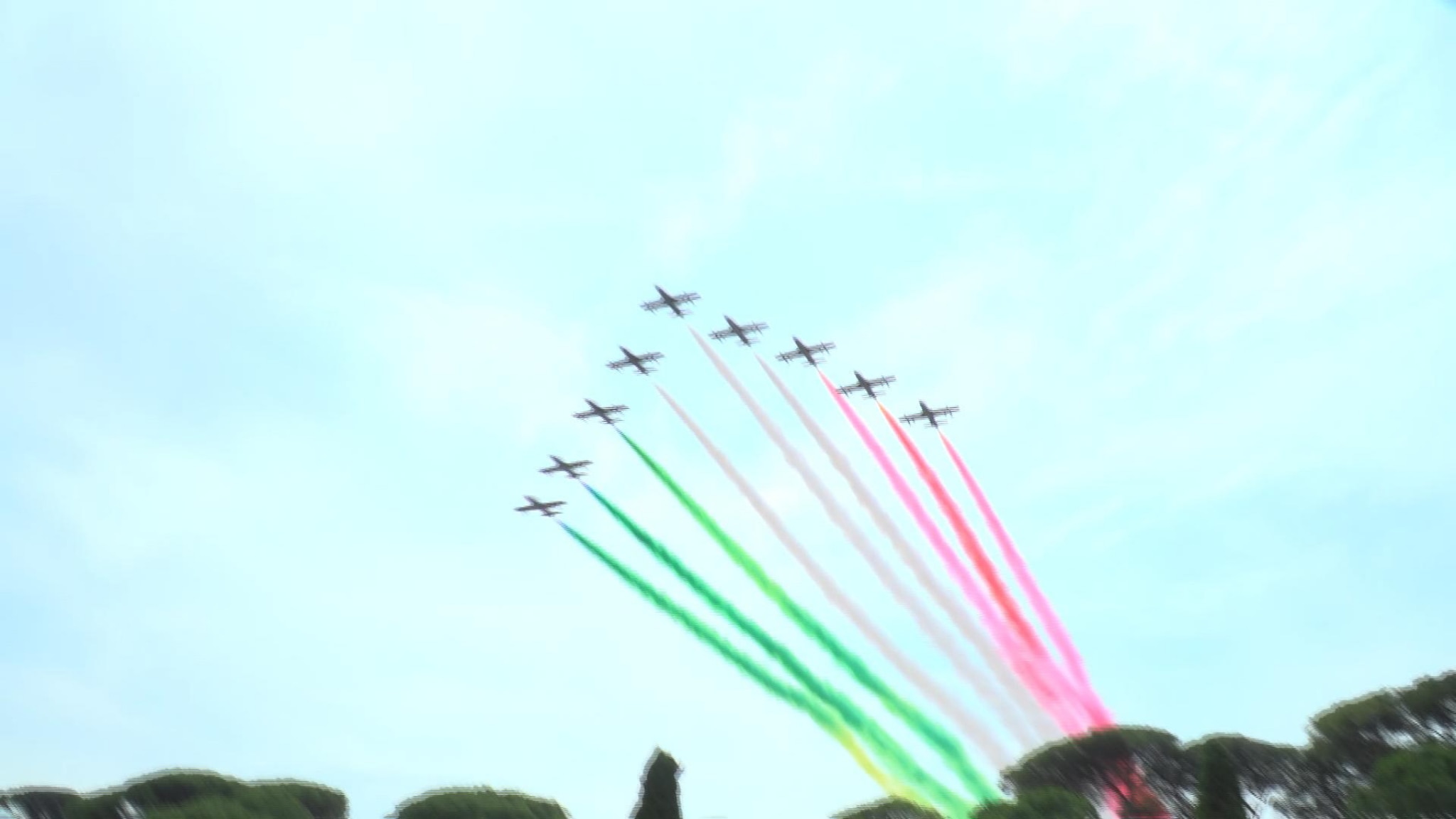 Il sorvolo delle Frecce Tricolori sopra Piazza di Siena 100