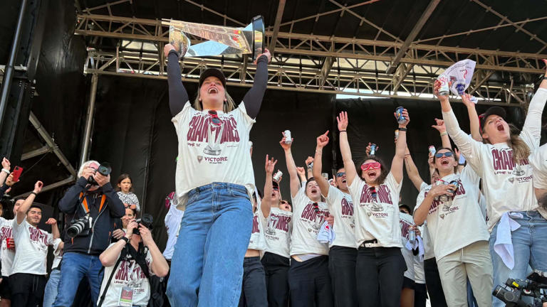 La Victoire et des milliers de partisans célèbrent la coupe Walter à ...