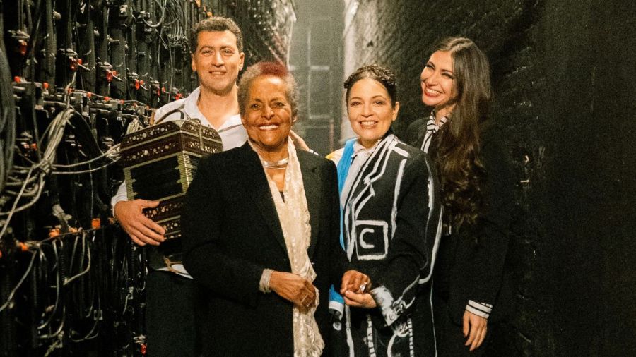 Natalia Lafourcade deslumbró en el Gran Rex con un look artístico y una ...