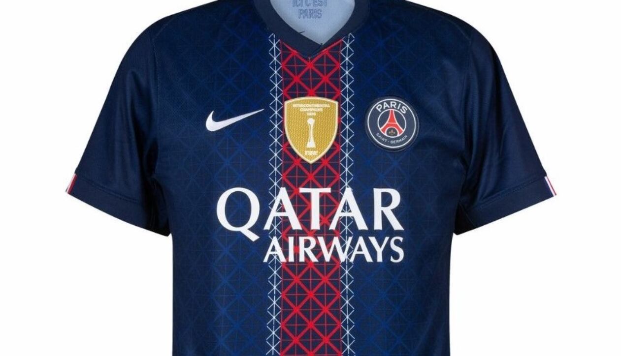 Why does PSG have a gold badge on their Champions League final jersey?