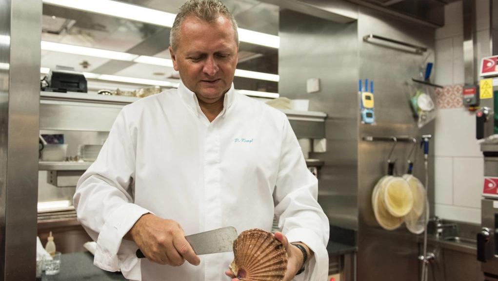 20 restaurant dishes chefs recommend skipping
