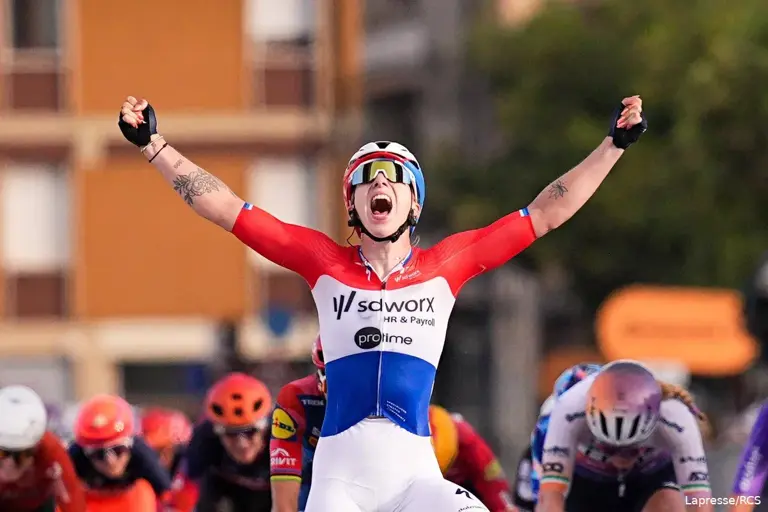 Lorena Wiebes enkele uren na winnen van eerste Giro-rit uit koers gezet ...
