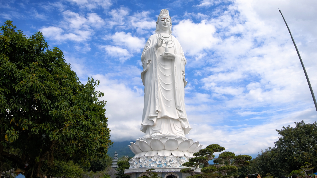 Linh Ung Pagoda and Lady Buddha walking tour in Da Nang (4K)