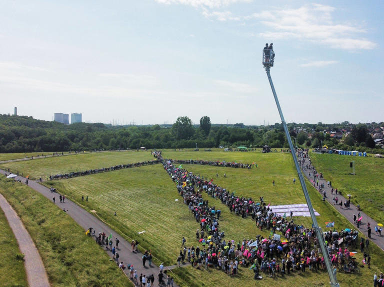 Tausende protestieren gegen Gaskraftwerke und bilden Windrad