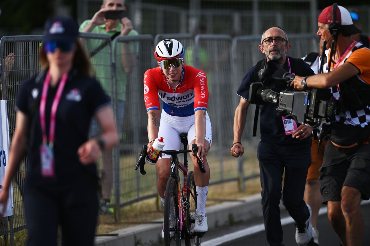 Lorena Wiebes's team astonished after sprinter kicked off Giro d'Italia ...