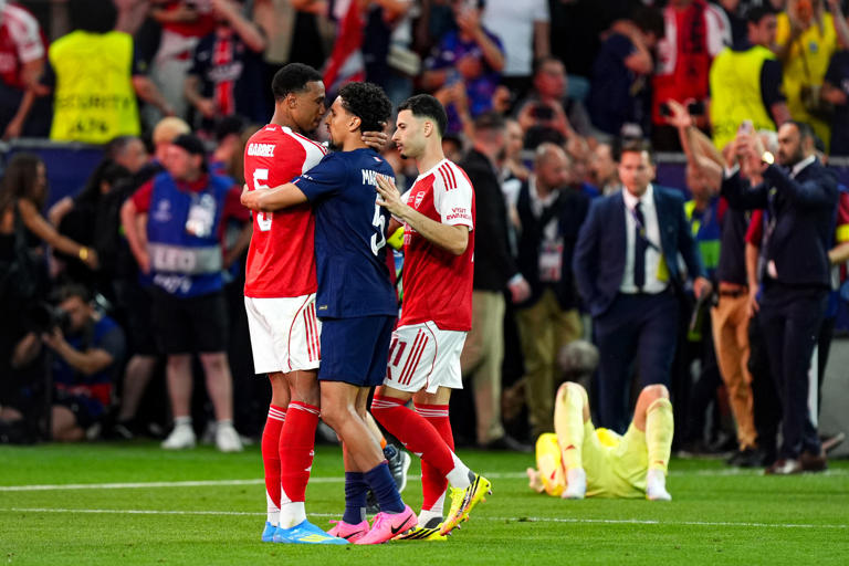 PSG-Arsenal (1-1, 4-3 t.a.b.) : l’émouvante accolade entre Marquinhos ...