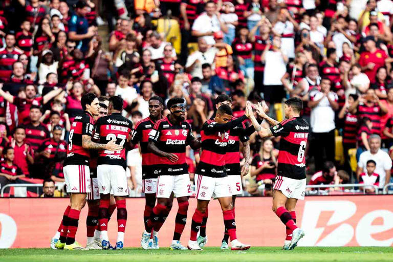 Com Samuel Lino em tarde de gala, Flamengo atropela o Coritiba
