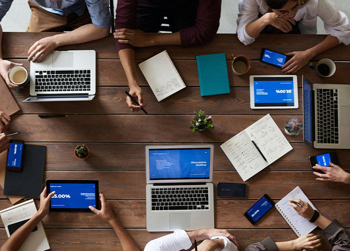 People share 30 workplace red flags that scream "Avoid this job"
