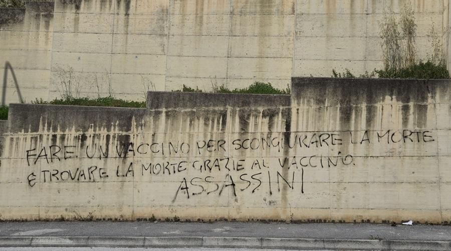 Scritta no vax da rimuovere. Offende i parenti delle vittime