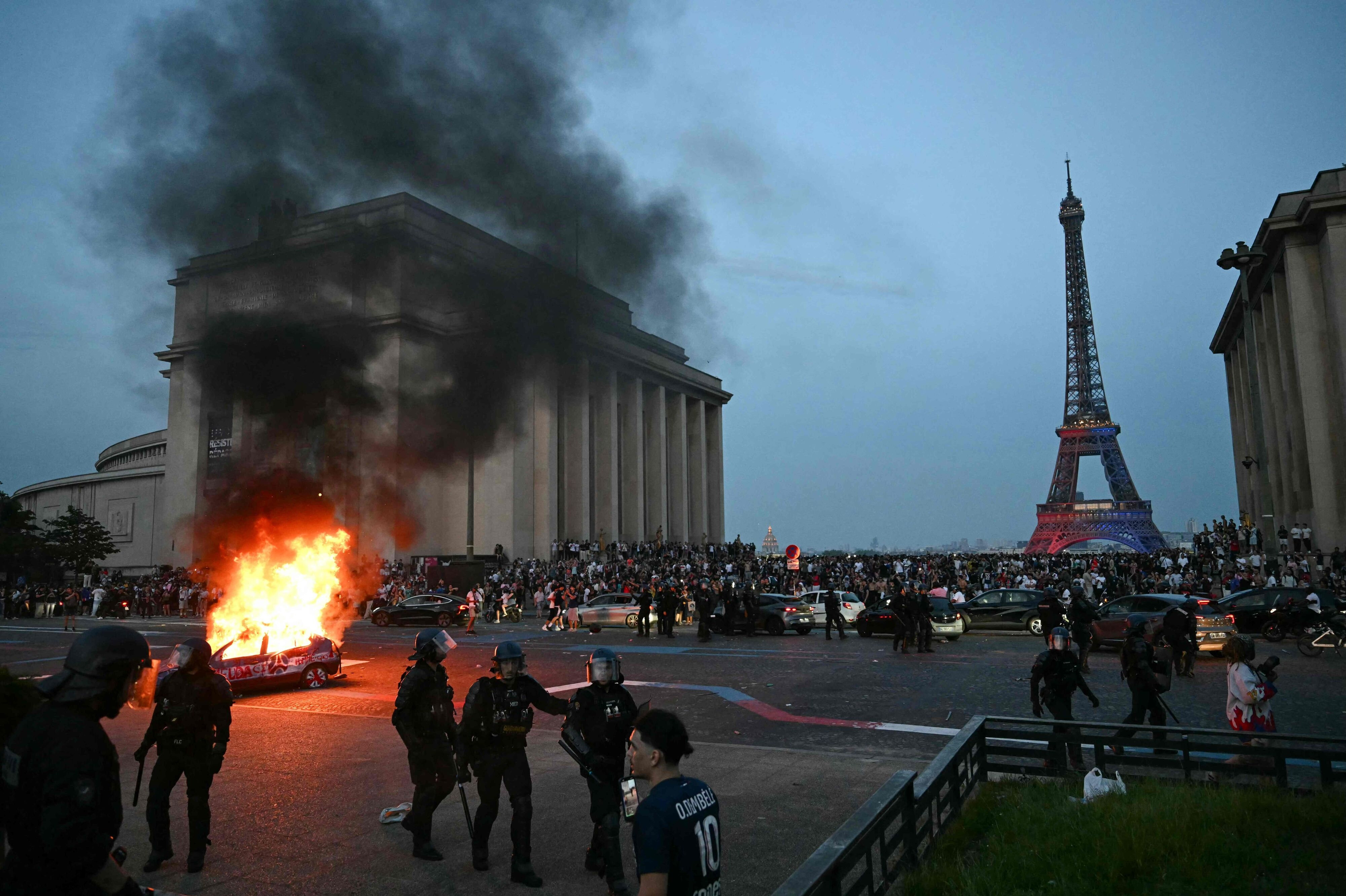 Tusindvis af betjente håndterer optøjer i Paris efter fodboldtriumf