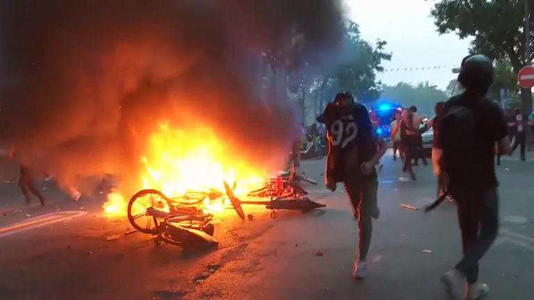 Paris Saint-Germain celebrations turn violent as fans clash with police ...