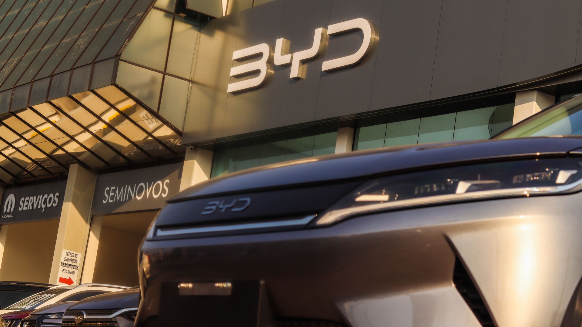 A Chinese electric SUV with a mini fridge and massage seats sells for ...