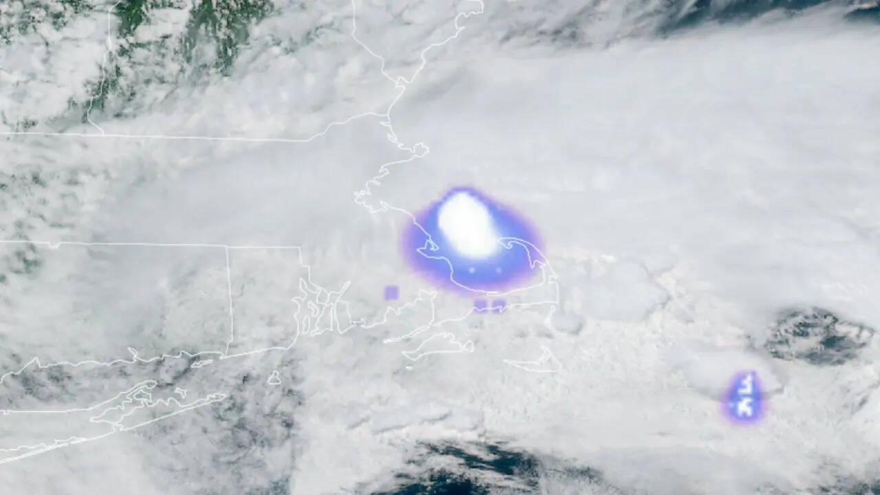 Boston meteor sonic boom caught on camera as mystery explosion shakes ...