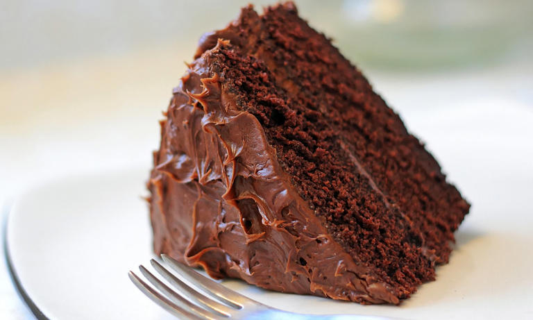 Chocolate cake or fruit? Scientists work out why we succumb to sweet ...