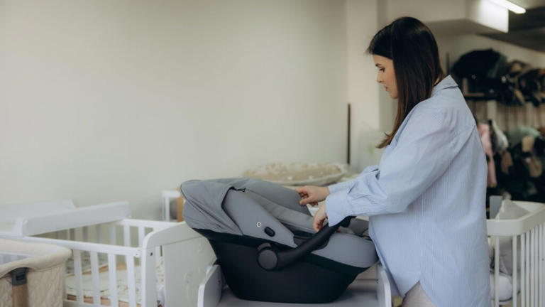 Mom removes safety labels from her baby’s car seat for aesthetics ...